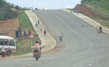 Government is planning double the size of Kampala Hoima road - 93.3 KFM